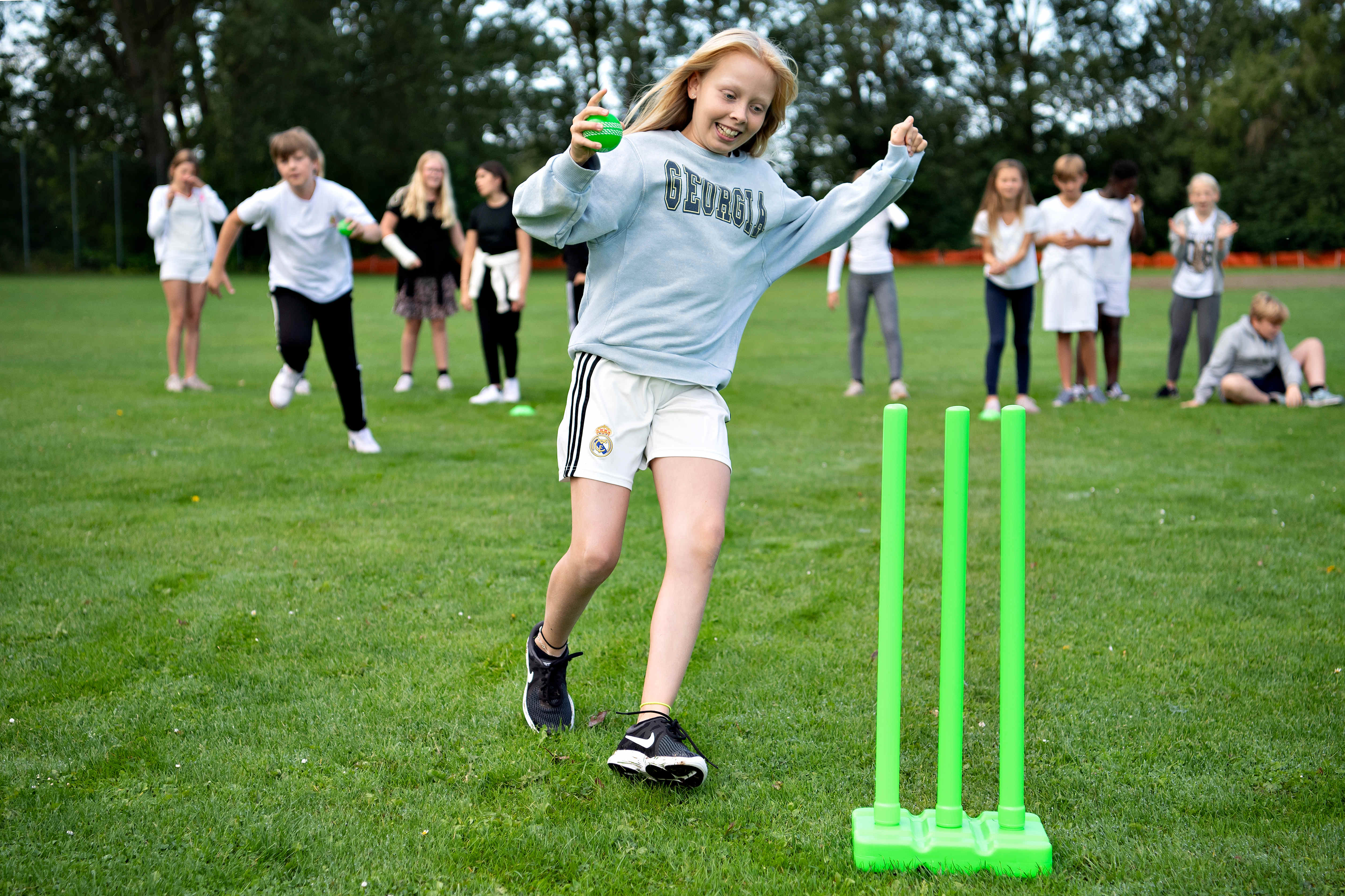 11 - Cricket-stafet med bold - Spil Cricket
